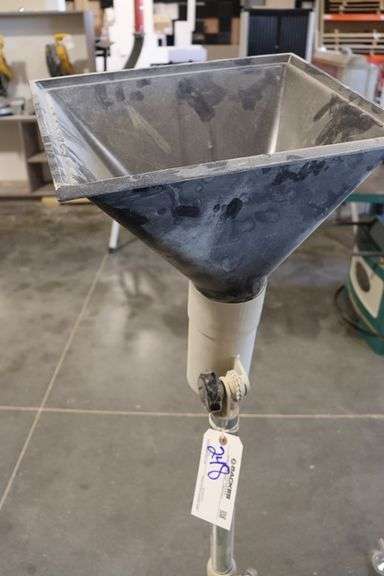 Grizzly Adjustable dust collector stand - Backes Commercial Auctioneers