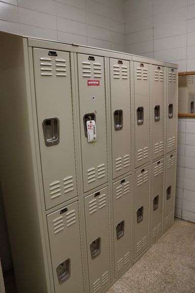 Superior 12 door locker system - Backes Commercial Auctioneers
