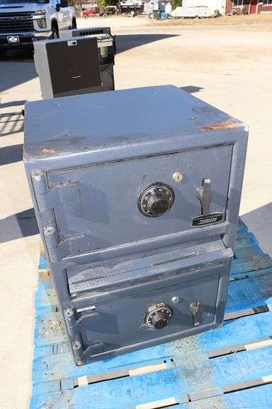 Amsec dial floor safe - no key - Backes Commercial Auctioneers