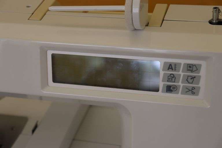 Bernina Deco 650sewing machine with cover - Backes Commercial Auctioneers