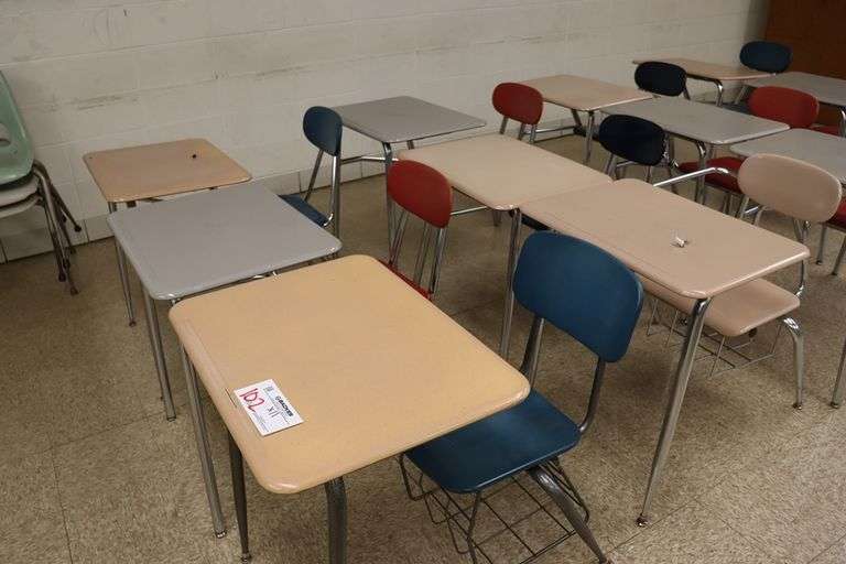 Times 11 - MELSUR mixed color desks - Backes Commercial Auctioneers