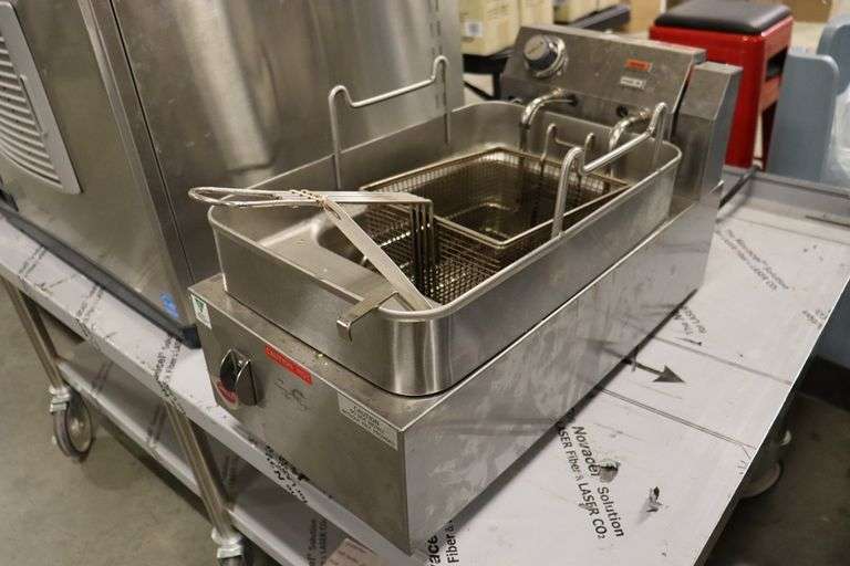 Wells F15Cy counter top electric 15 lb. fryer - 220 volt - 1 phase ...