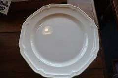 Times 26 - Ultima 10" white dinner plates - Backes Commercial Auctioneers