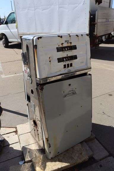 Tokeheim 448A-RC-PEH vintage gas pump - Backes Commercial Auctioneers