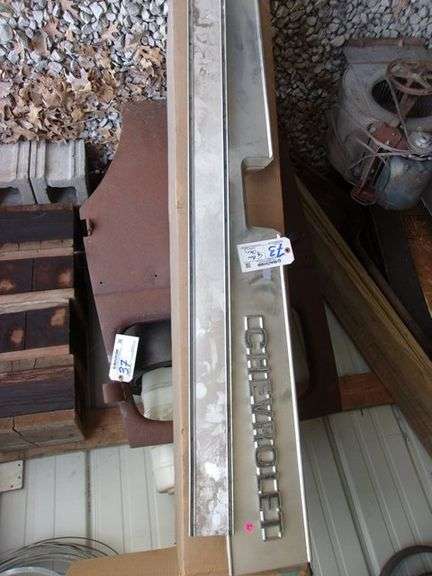 Chevy square box tail gate trim - Backes Commercial Auctioneers