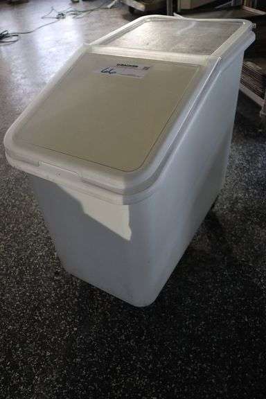 Cambro IBS27 portable dry ingredients bins - Backes Commercial Auctioneers