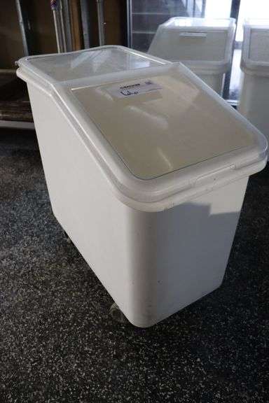 Cambro IBS27 portable dry ingredients bins - Backes Commercial Auctioneers