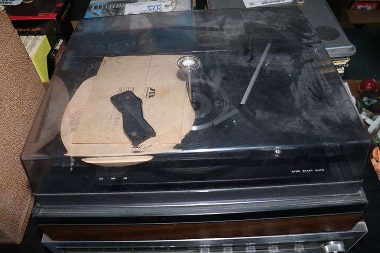 Soundesign AM/FM stereo/ 8 track recorder - Backes Commercial Auctioneers