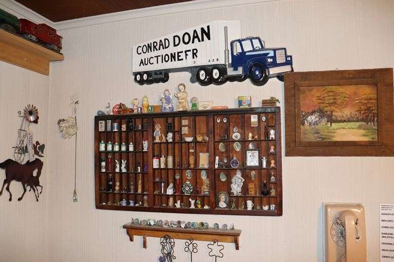 All to go - Assorted décor on wall - Shadow box - figurines and more ...