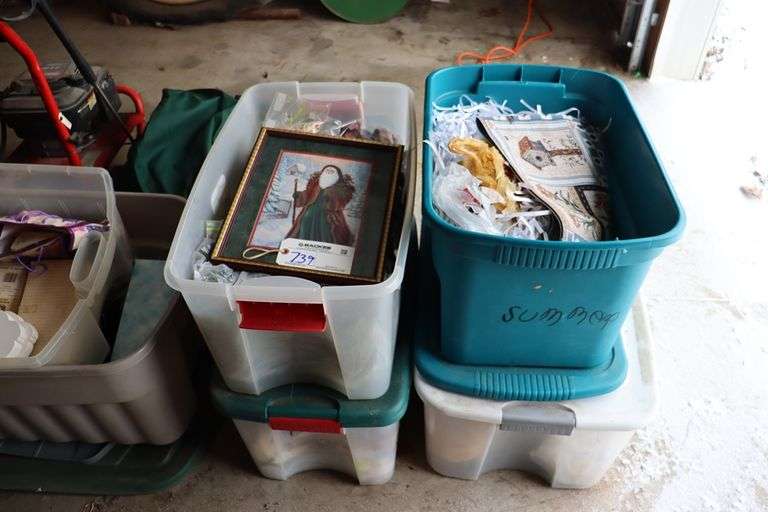 All to go - 4 totes of misc décor - Backes Commercial Auctioneers