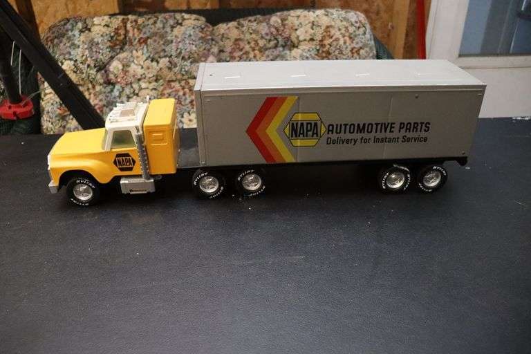 Nylint 27" NAPA semi/trailer - Backes Commercial Auctioneers