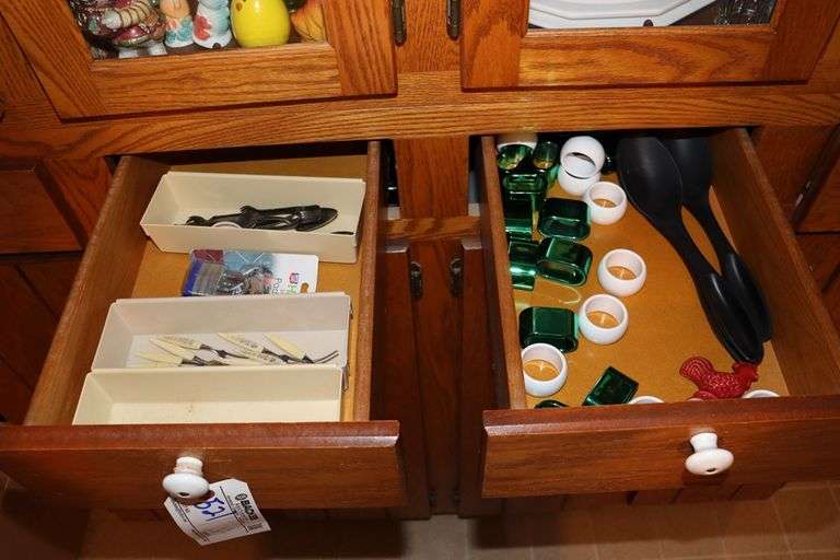 2 drawers to go - Silverware & more - Backes Commercial Auctioneers