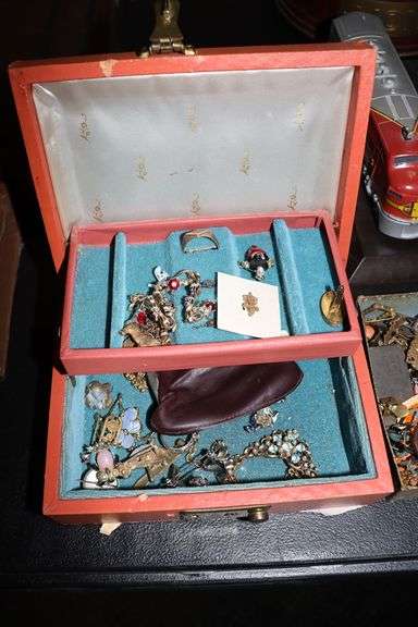 All to go - Costume jewelry - Backes Commercial Auctioneers
