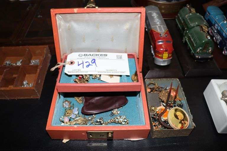 All to go - Costume jewelry - Backes Commercial Auctioneers