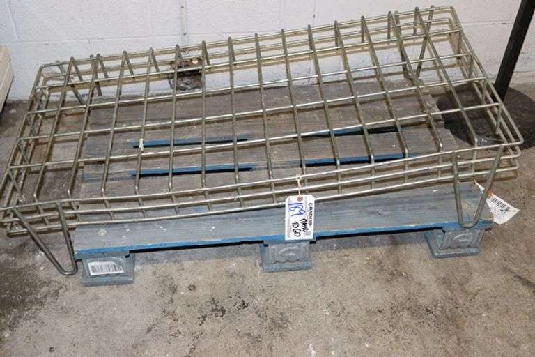Pair to go - Metal & wood dunnage racks - Backes Commercial Auctioneers