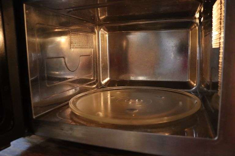 Cuisinart stainless microwave - Backes Commercial Auctioneers