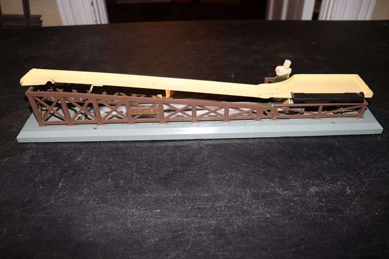 Lionel 362 operating barrel loader - Backes Commercial Auctioneers