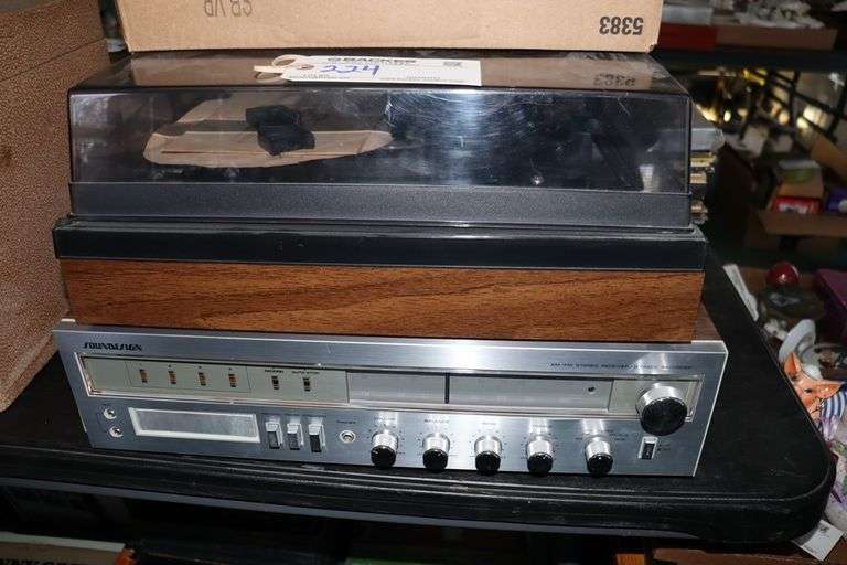Soundesign AM/FM stereo/ 8 track recorder - Backes Commercial Auctioneers