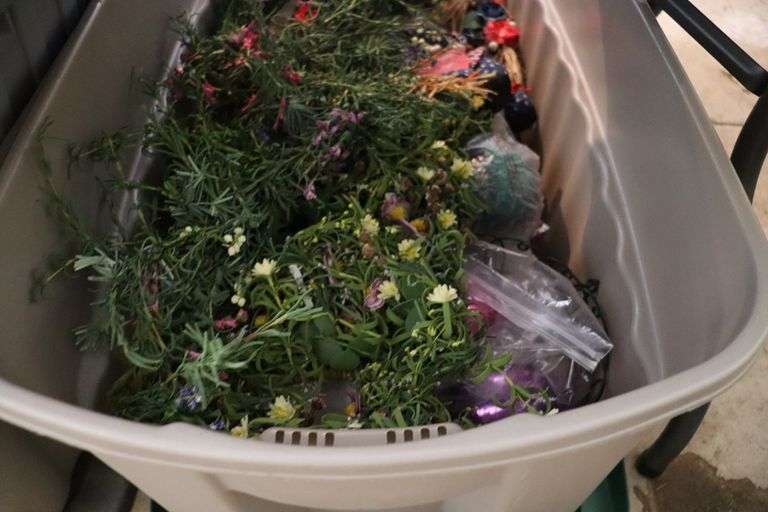 All to go - 2 totes of décor - Backes Commercial Auctioneers