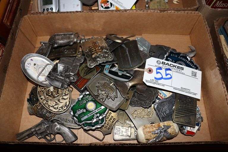 Box flat to go - Assorted belt buckles - Backes Commercial Auctioneers