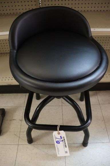 Like new - swivel cashier chair - Backes Commercial Auctioneers