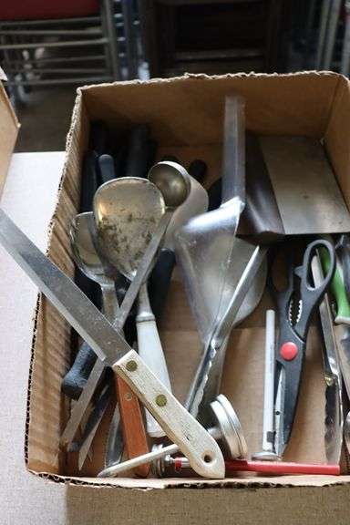 Box of kitchen smallware's - Backes Commercial Auctioneers