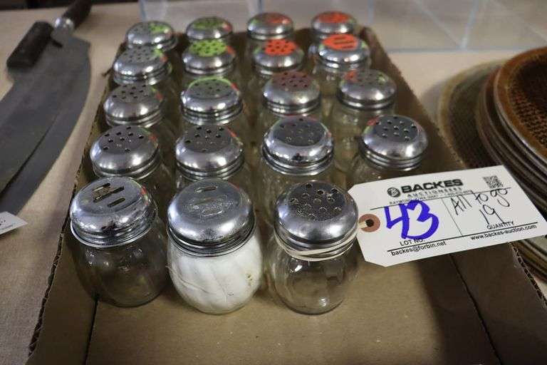 All to go - 19 cheese & pepper shakers - Backes Commercial Auctioneers