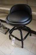 Like new - swivel cashier chair - Backes Commercial Auctioneers
