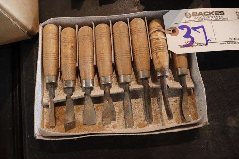 Set of small wood carving knives - Backes Commercial Auctioneers