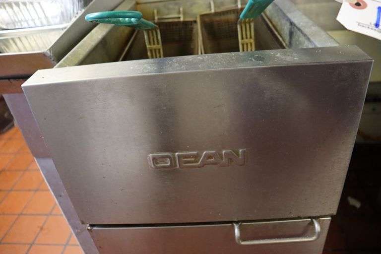 Dean SR142GN - 40# gas fryer w/ baskets - Backes Commercial Auctioneers