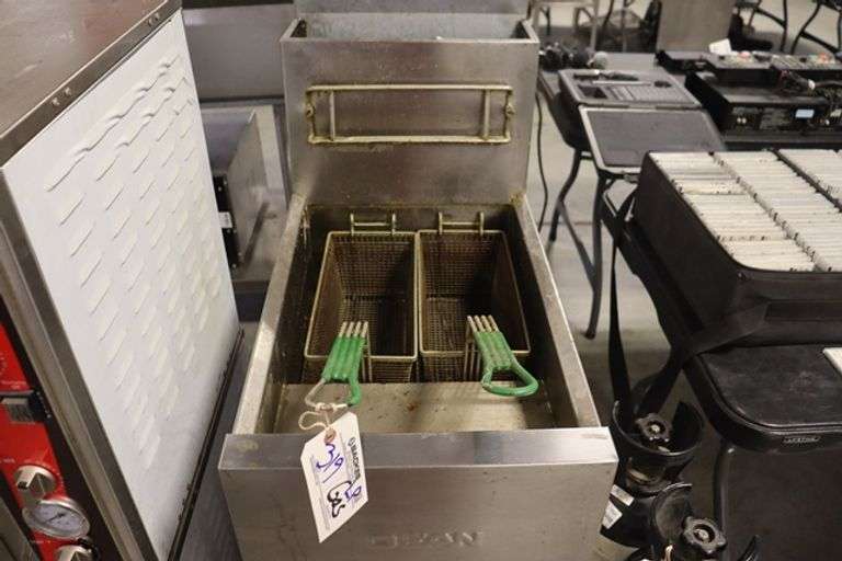 Dean SR142GP LP gas fryer - needs cleaned - Backes Commercial Auctioneers