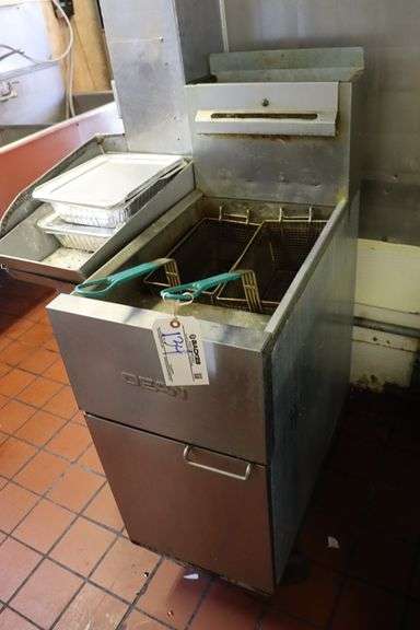 Dean SR142GN - 40# gas fryer w/ baskets - Backes Commercial Auctioneers