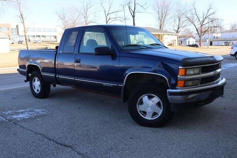 1998 Chevy 1500 extended cab 4 X 4 pick up truck with V8 gas 5.7 liter ...