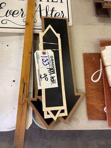 All to go - Assorted arrow signs - Backes Commercial Auctioneers