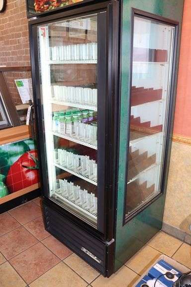 True GEM-26 glass 1 door cooler - nice - Backes Commercial Auctioneers