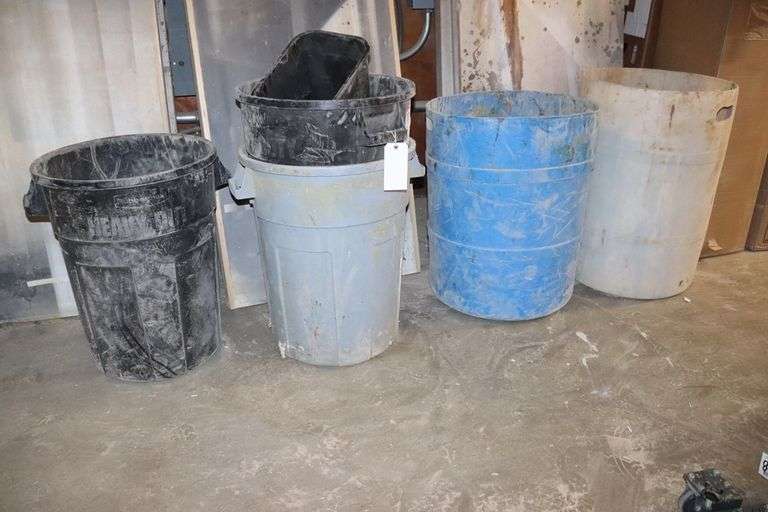 All to go - Assorted trash cans - Backes Commercial Auctioneers