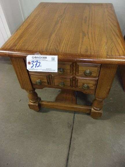 Solid oak end table - Backes Commercial Auctioneers