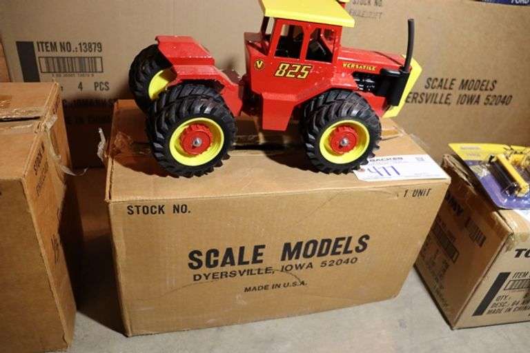 Scale Models die cast Versatile 825 tractor - 1/16 scale - new in ...