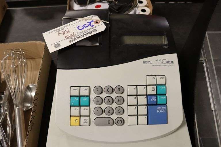 Royal 115CX cash register with credit card reader and receipt paper ...
