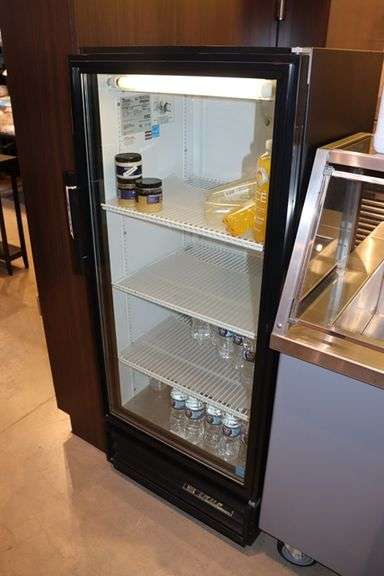 True GDM-10-58 lighted 1 glass door cooler - Backes Commercial Auctioneers