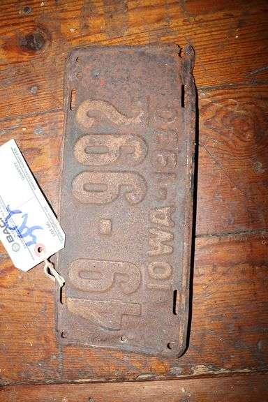 Vintage Iowa license plate - Backes Commercial Auctioneers