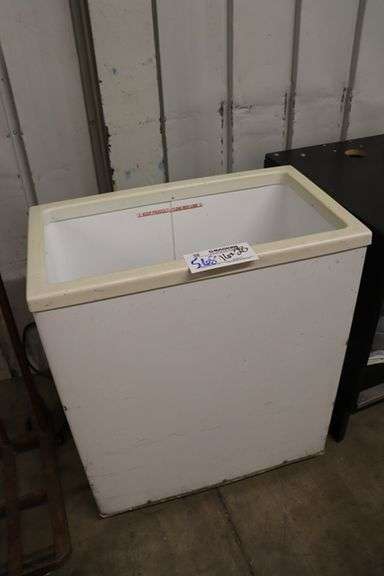 16" x 28" Portable bunker display case - Backes Commercial Auctioneers