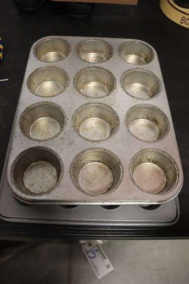 All to go - Multiple size muffin pans - Backes Commercial Auctioneers