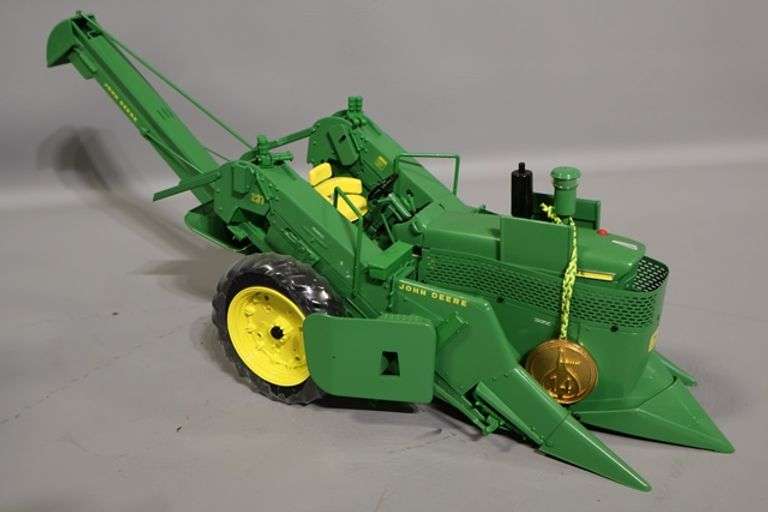 1999 Ertl 1/16 scale John Deere Precision Classic 4020 tractor w/ 237 Corn Picker & box - Backes ...