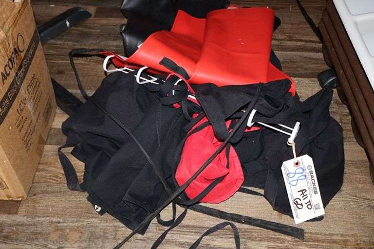 All to go - Red & black cloth aprons & 2 Vinyl dishwashing aprons ...