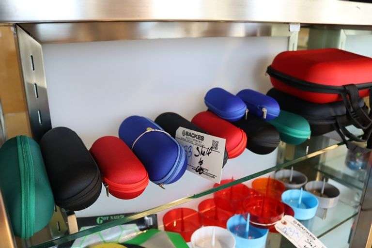 Top shelf to go - holding cases - Backes Commercial Auctioneers