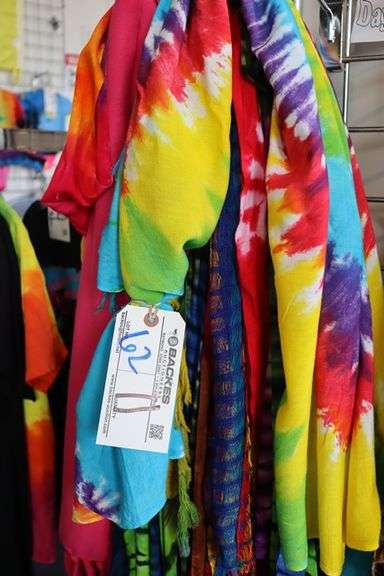 All to go - 11 assorted scarves - Backes Commercial Auctioneers