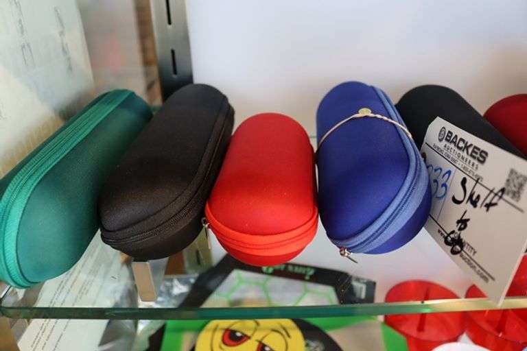 Top shelf to go - holding cases - Backes Commercial Auctioneers