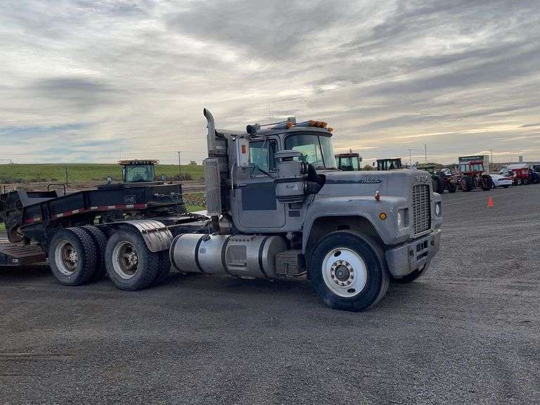 1987 Mack R688ST Truck Tractor - Booker Auction Company
