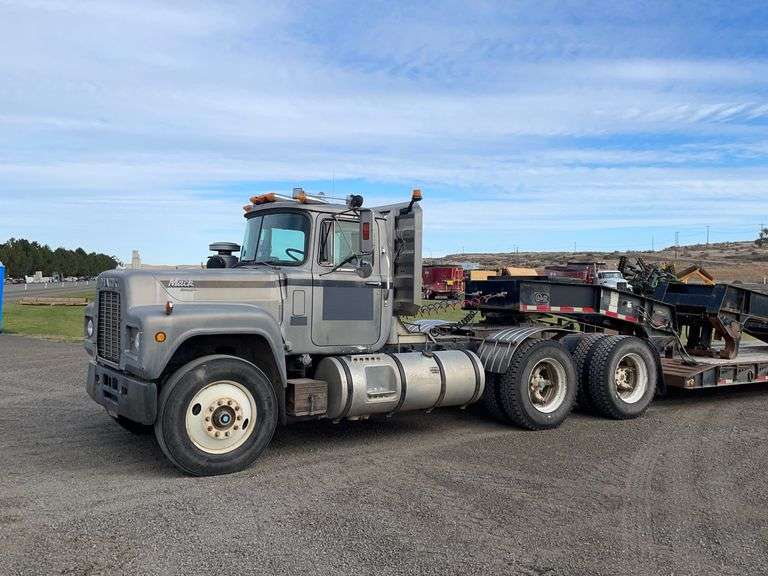 1987 Mack R688ST Truck Tractor - Booker Auction Company